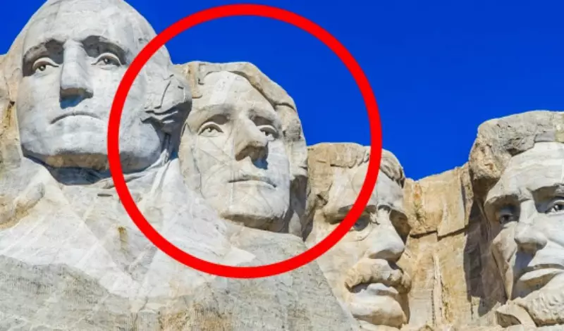 Misterul Muntelui Rushmore În timpul construcției acestui faimos monument, arhitectul Gutzon Borglum a dorit să creeze o sală a Cronicilor în interiorul stâncii. Pentru a face acest lucru, a săpat o peșteră în spatele capului lui Abraham Lincoln. În 1998, la mai bine de 50 de ani de la moartea lui Borglum, guvernul SUA a inclus de fapt memorii prezidențiale, o declarație de drepturi și o copie a declarației de independență aici. Dar ce era aici înainte? Teoreticienii conspirației cred că CIA a folosit peștera ca un laborator secret.