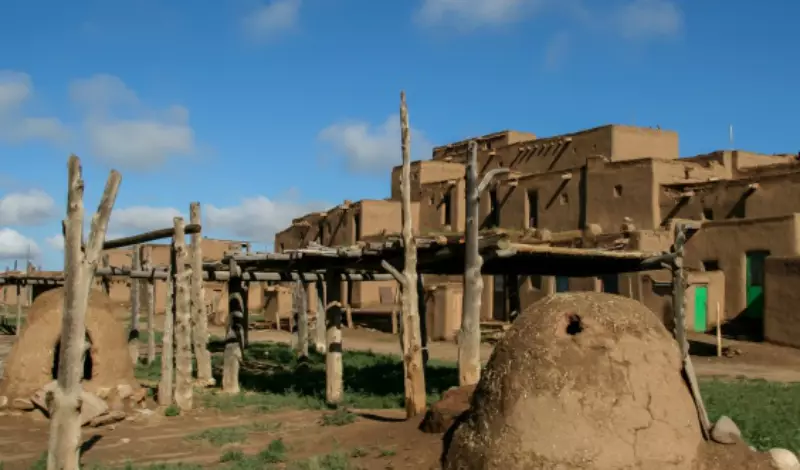 Taos'un gümbürtüsü Uzun yıllar boyunca, Taos sakinleri, sanki tanklar bir otoyolda ilerliyormuş gibi, çölün derinliklerinden gelen düşük frekanslı bir gürültü duydular. Fenomenin ana özelliği, yalnızca yerel sakinlerin duymasıdır; henüz kimse sesi kasete kaydedemedi.