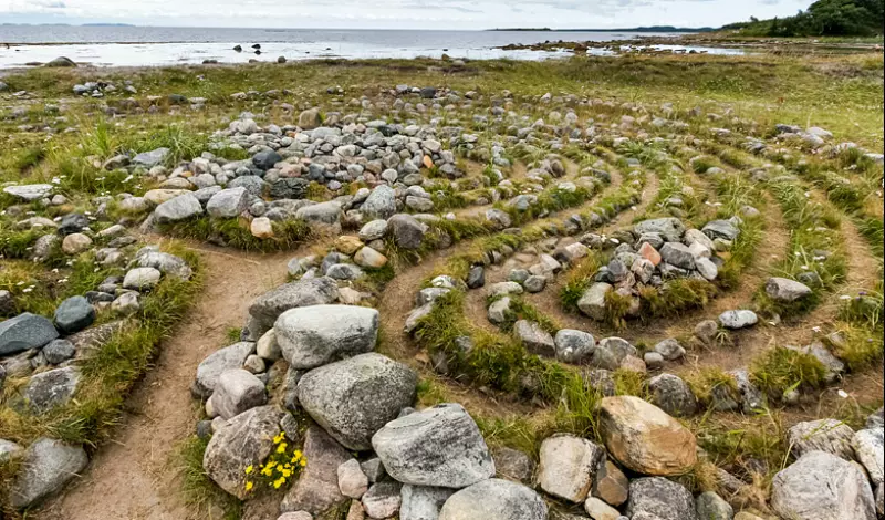 Kliplabirinte van die eiland Bolshoi Zayatsky Niemand weet waar die labirinte op die eiland Bolshoi Zayatsky vandaan kom nie. 14 lae spiraalstrukture het klipaltare met son simbole in die middel. Hier het argeoloë ook spore van rituele offers gevind, maar hulle kon nie die kultuur vind wat dit alles geskep het nie.