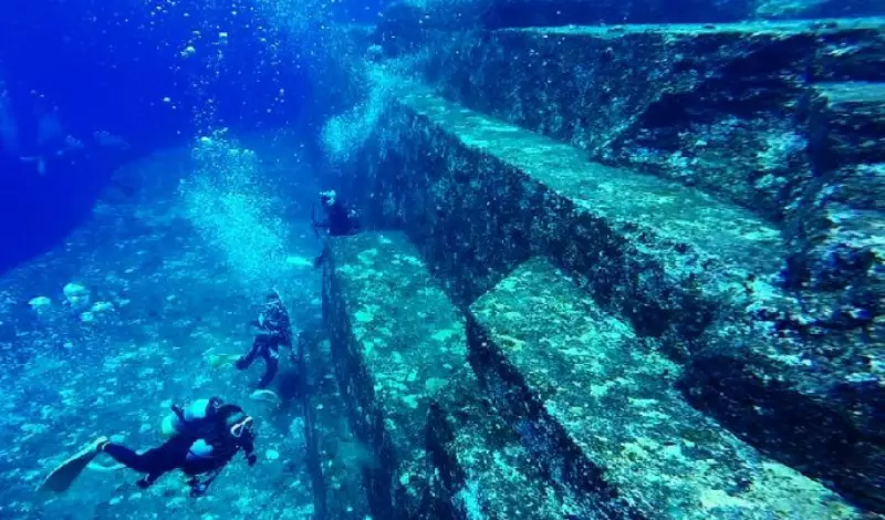 Yonaguni -monument Aan die kus van die Japannese eiland Yonaguni het duikers 'n werklike onderwaterstad ontdek. Dit is ongelooflik waarom navorsing nie nou nog voortgaan nie - die vonds is terselfdertyd vreesaanjaend en inspirerend. Klipformasies dateer uit 16 duisend jaar oud, soortgelyke strukture is naby die eilande Okinawa gevind. En in die seestraat tussen Taiwan en China (aan die ander kant van Yonaguni) is daar ander onderwaterstrukture wat die meeste op paaie en mure lyk.