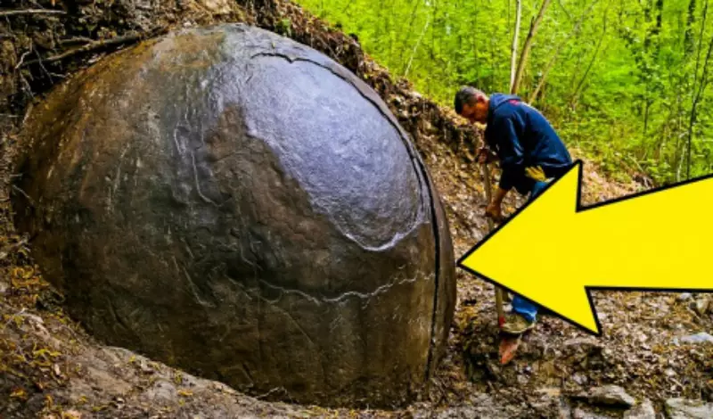 Pêl garreg yn Bosnia Mae rhai yn credu bod ein cyndeidiau pell wedi creu peli fel symbolau o rai gwrthrychau nefol. Dim ond tirnodau y mae archeolegwyr eraill yn eu canfod, ond nid oes unrhyw un yn gwybod sut mae pethau mewn gwirionedd.