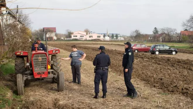 Rolnik kilkakrotnie prosił, aby zostawił go w spokoju, a następnie zaorał pole wokół kupców