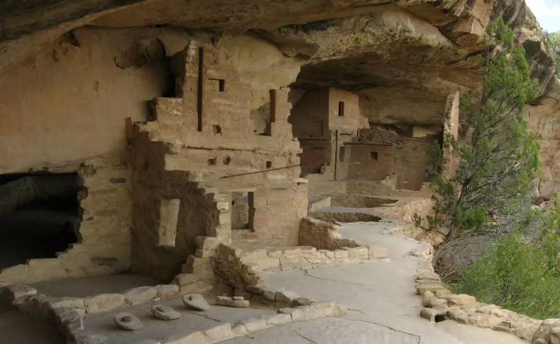 Ċivilizzazzjoni Anasazi Il-kultura distintiva kienet il-prekursur taċ-ċiviltà Pueblo ħafna inqas avvanzata. In-nies Anasazi żviluppaw is-sistema tagħhom ta 'kostruzzjoni ta' djar: kienu minquxin eżatt fil-blat. Ħafna probabbli, it-tnaqqis taċ-ċiviltà segwa sensiela ta 'attakki aggressivi mit-tribujiet tal-madwar.