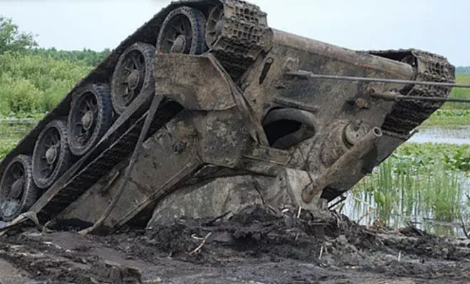 Nwa pèl plonje nan yon marekaj: tank la kouche anba dlo pou 70 ane