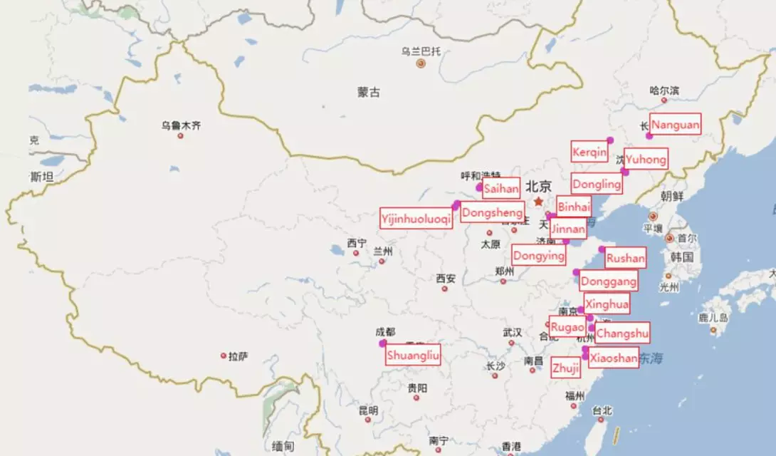 O fenômeno da cidade fantasma As cidades fantasmas da China foram exacerbadas pela crise financeira global nos últimos anos. Antes mesmo de começar, o país já havia começado a produzir essa quantidade de cimento por ano, que ultrapassou a dos Estados Unidos por toda uma década. Naturalmente, tal processo simplesmente não pode ser interrompido em um momento - e a China decidiu continuar a construção. Poucas informações sobre cidades fantasmas chegam a fontes abertas, pois só podem agravar a situação do mercado imobiliário. No entanto, sociólogos da Universidade de Pequim foram capazes de mapear várias dezenas de cidades fantasmas. Decidimos considerar as sete maiores cidades fantasmas com um pouco mais de detalhes.