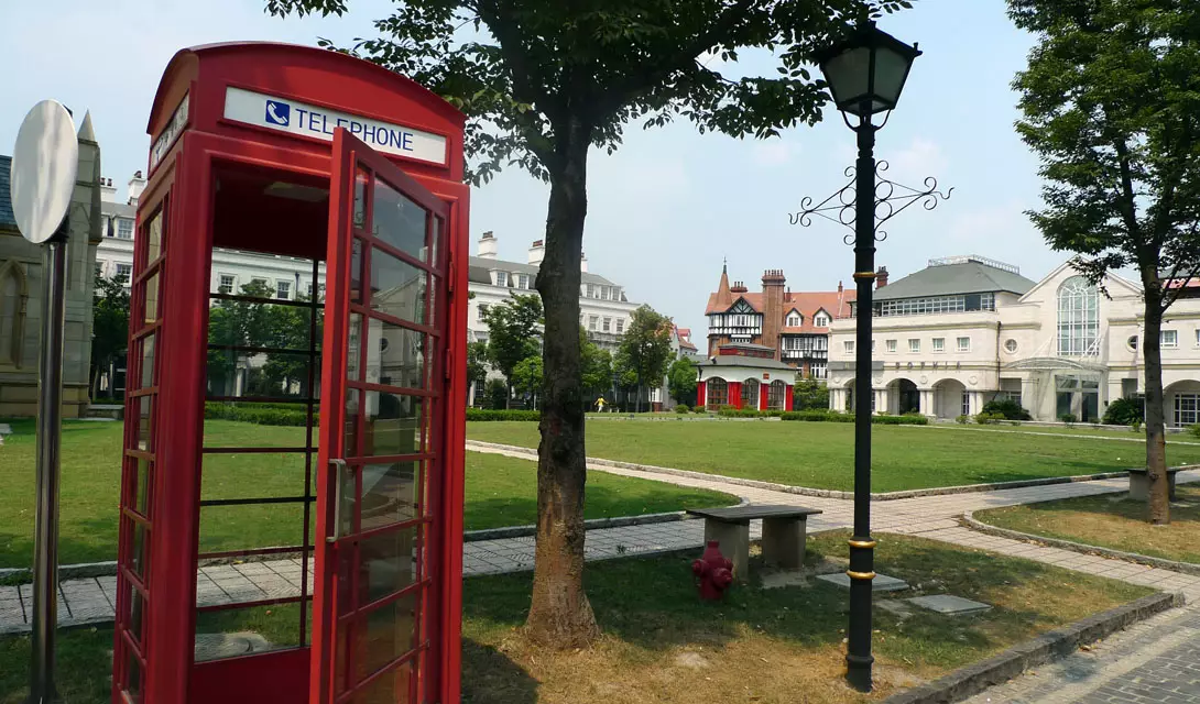 Thames Town A cidade foi projetada pelo arquiteto americano Tony Mackay, que tentou recriar o verdadeiro campo britânico na realidade chinesa. A maior parte dos imóveis foi comprada por pessoas ricas - como um investimento digno. Os preços em alta assustaram os compradores comuns, e agora a cidade de Tâmisa é visitada apenas por turistas.