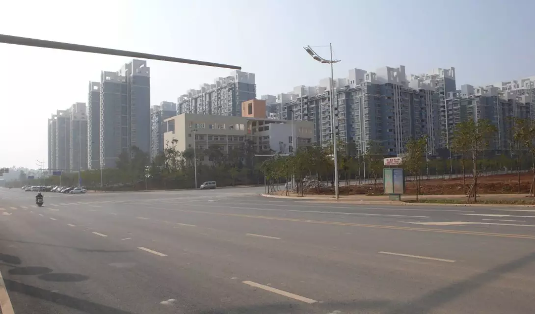 Chenggong Duas universidades deveriam formar a base da nova cidade de Chenggong: com base no número de estudantes, enormes prédios altos com centenas de milhares de apartamentos foram projetados. Infelizmente, Chenggong não correspondeu às expectativas de todos. Os residentes locais compraram a maior parte das moradias como investimento, mas ninguém começou a morar aqui.