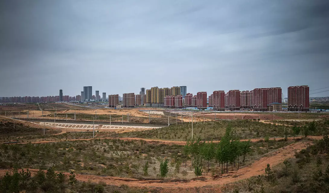 Ordos A cidade em si é considerada um importante centro da república autônoma da Mongólia Interior. O governo chinês decidiu expandir Ordos adicionando uma área totalmente nova, Kanbashi. Em vez de um milhão de pessoas para as quais o distrito foi projetado, apenas 20 mil ainda vivem aqui.