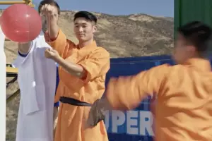 Shaolin rohib igna bilan teshilgan stakan: video