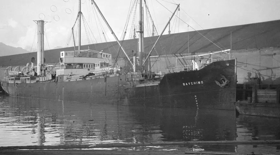 SS Baychimo Steamer tal-merkanzija enormi użat mill-kumpanija għat-trasport tal-pil mit-tramuntana tal-Kanada. Ix-xitwa tal-1931 bdiet kmieni wisq u l-steamer mhux ippreparat baqa 'mwaħħal fis-silġ. Ħafna mill-ekwipaġġ ġew salvati, iżda l-kaptan u għoxrin membru tal-ekwipaġġ ieħor iddeċidew li jibqgħu abbord u jippruvaw jistennew it-temp ħażin. Ħadd qatt ma reġa 'ra lil dawn in-nies, imma l-steamer innifsu reġa' daqq siluwett ghostly, li beżża 'lill-baħrin fl-ilmijiet tal-Artiku.