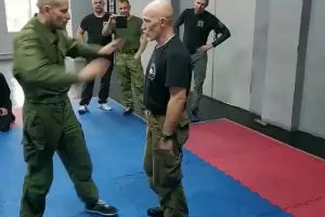 Tácticas cuerpo a cuerpo de un instructor de fuerzas especiales.