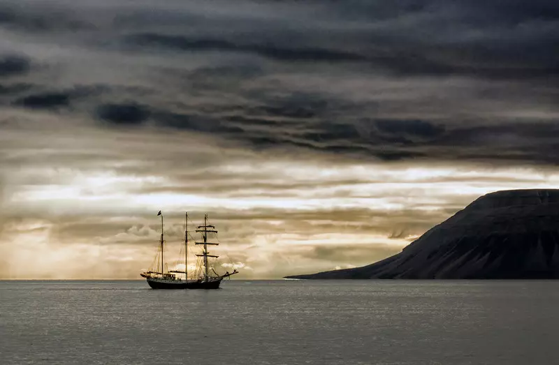 Passé de la chasse à la baleine Au cours des 17e et 18e siècles, le Svalbard a été utilisé comme base pour les expéditions de chasse à la baleine. Au début du 20ème siècle, le charbon a commencé à être extrait ici, ce qui a laissé une empreinte sérieuse sur la région. Aujourd'hui, vous pouvez encore voir les vestiges de l'industrie du charbon près de la plus grande colonie, Longyearbyen - près de deux mille personnes vivent ici.