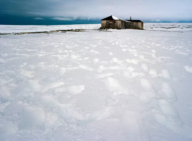 Vječna zima Smješten gotovo tisuću kilometara od sjevernog pola, Svalbard ostaje duga i mračna zima. Krajolici koji oduzimaju dah, nastanjeni arktičkim lisicama, jelenima i polarnim medvjedom, isprekidani su ruševinama sela koja su nekad živjela.