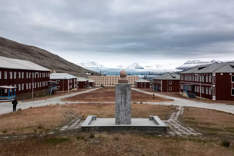 روسي villageو Long Longyearbyen جي اتر ۾ mothballed روسي ڪيمپ Pyramida آهي. ھزارين ماڻھو ھتي رھندا ھئا ، پر 1998 ۾ theو abandڏيو ويو ۽ ھاڻي ر onlyو hostوت پنھنجن سڙڻ وارين ھڏين تي ھلندا آھن.