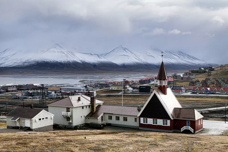 Longyearbyen Longyearbyen nduwe salju salju luwih akeh tinimbang warga lokal. Kerep banget sampeyan bisa ndeleng wong nganggo senapan mesin: gaman perlu kanggo nglindhungi bruwang kutub.