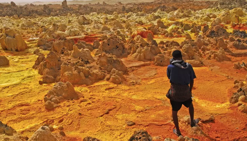 Dallol, Etiyopya Navçe wekî cîhûwarê ku bi germahiya navîn a salane ya herî bilind tê hesibandin, û hem jî yek ji cihên herî dûr ên li ser planet e. Li herêmê rê tune, û hûn dikarin tenê bi rêyên karwanan werin vir. Hejmara rastîn a şêniyên vê herêmê nayê zanîn.