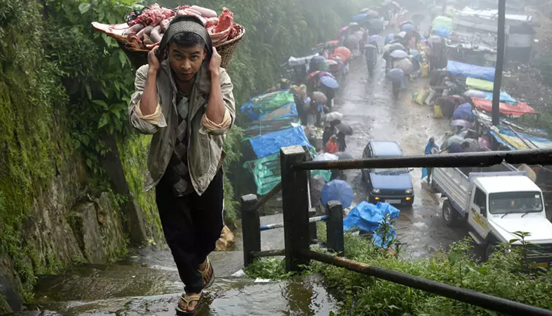 Cherrapunji, Índia Cherrapunji és un dels llocs més humits i humits de la Terra. La pluja mitjana és de 12.000 mm a l'any. A causa de les fortes pluges, els sòls locals tenen una fertilitat baixa. La població de la ciutat és de poc més de 10 mil persones.