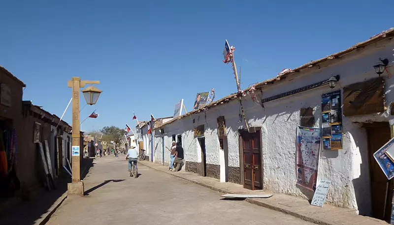 San Pedro de Atacama, Chile ทะเลทราย Atacama เป็นทะเลทรายที่แห้งแล้งที่สุดในโลก โดยเฉลี่ยแล้ว ปริมาณฝน 10 มม. จะลดลงที่นี่ต่อปี พืชพรรณและผู้อยู่อาศัยนั้นหายากมากในทะเลทรายและในบางแห่งก็ขาดหายไปอย่างสมบูรณ์ แม้จะมีสภาพอากาศที่ไม่เอื้ออำนวย แต่กลางทะเลทรายยังมีเมืองซาน เปโดร เดอ อตาคามา ซึ่งมีประชากรประมาณ 5,000 คนอาศัยอยู่