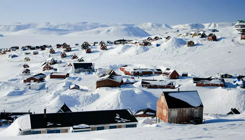 Illokkortoormiut, Greenland Umujyi ufatwa nk'umujyi uherereye mu majyaruguru kwisi. Urashobora kubigeraho gusa nukugenda mbere nindege hanyuma ukoresheje kajugujugu cyangwa ubwato. Igihe kinini, abatuye aha hantu ni idubu ya polar, ibimasa bya musk na kashe. Mu 1925, abimukira ba mbere bagaragaye kuri ibyo bihugu. Kuri ubu, abatuye umujyi ni abantu bagera kuri 500.