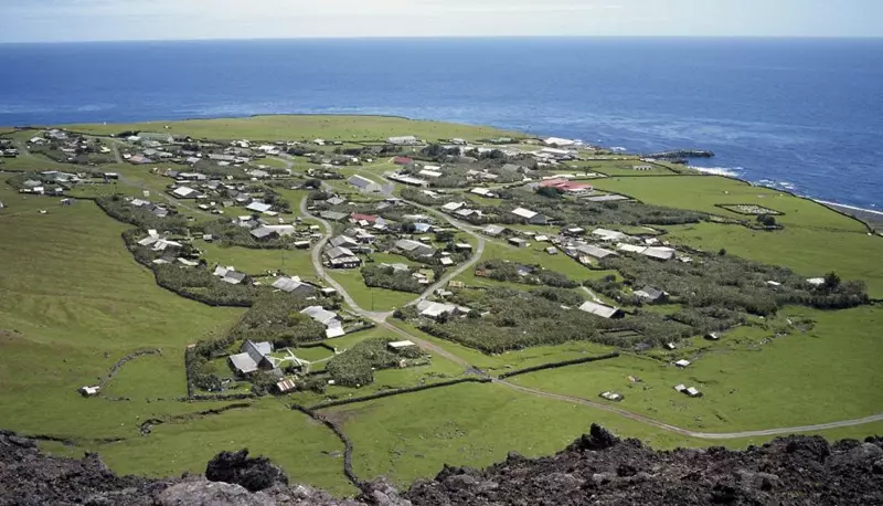 Tristan da Cunha, UK เช่นเดียวกับเกาะอีสเตอร์และหมู่เกาะพิตแคร์น เว็บไซต์นี้เป็นหนึ่งในการตั้งถิ่นฐานที่ห่างไกลที่สุดในโลก เกาะที่มีชื่อเดียวกันซึ่งเป็นส่วนหนึ่งของหมู่เกาะในมหาสมุทรแอตแลนติกใต้นั้นอาศัยอยู่ ไม่มีสัตว์เลี้ยงลูกด้วยนมอยู่และมีเพียงส่วนเหนือและตะวันตกเฉียงเหนือเท่านั้นที่เหมาะสำหรับที่อยู่อาศัยของมนุษย์อย่างถาวร ในปี 2551 ประชากรของเกาะคือ 264