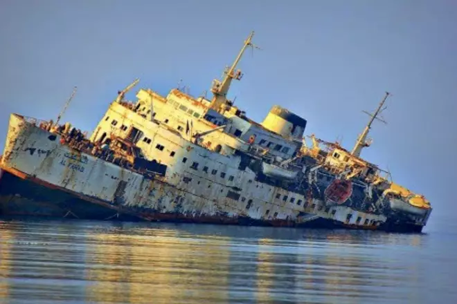 Le dernier voyage des navires désarmés : des milliers de tonnes de fer deviennent des récifs coralliens