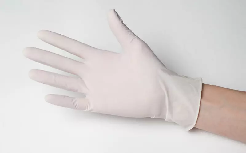 Guantes Los guantes de látex te salvarán de infecciones no deseadas. Es muy posible que brinde asistencia de emergencia a alguien sin siquiera saber acerca de su enfermedad. ¿Por qué arriesgarlo? Ponte los guantes y listo.