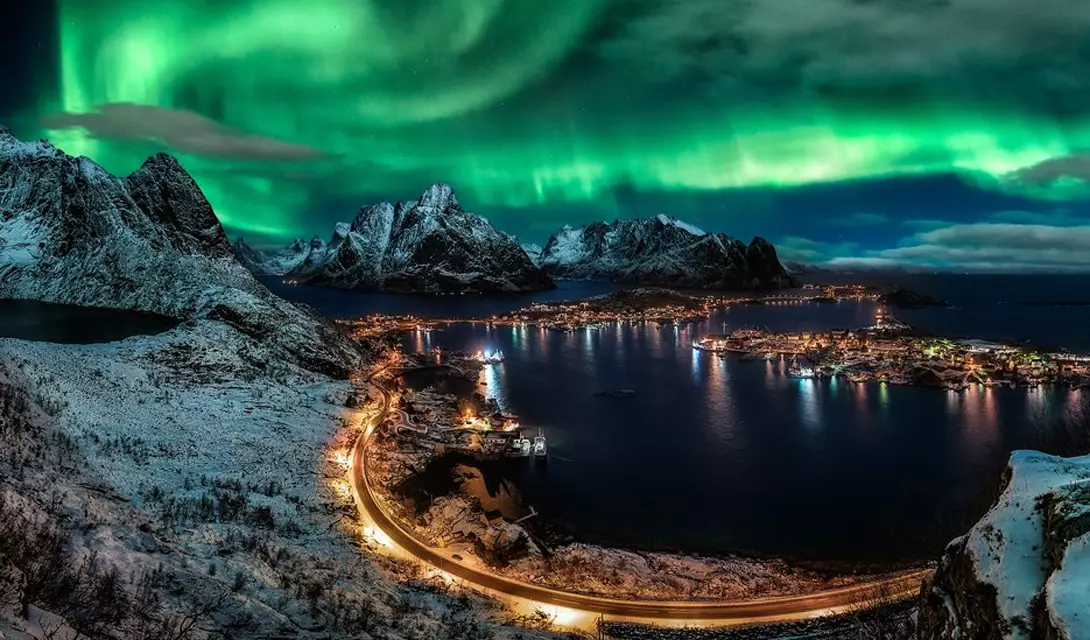 Oileáin Lofoten san Iorua Tá sé oileán mór agus céad oileán beag san oileánra, glioscarnach le clocha lómhara faoi na soilse thuaidh. Tá Oileáin Lofoten tar éis éirí go maith le go leor ealaíontóirí - nigh uiscí gorma go pianmhar thar bhruacha creagach ar fiú an tsíoraíocht iad.