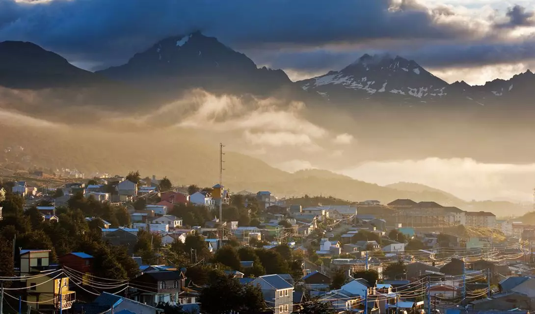 Patagonia Argentina Argentina Ag taisteal ó dheas, tabharfaidh an RN-3 cáiliúil tú thart ar choilíneachtaí piongain agus lonnaíochtaí pictiúrtha. Téann an bóthar an bealach ar fad go Tierra del Fuego, ar fiú eachtra ar leithligh é féin.