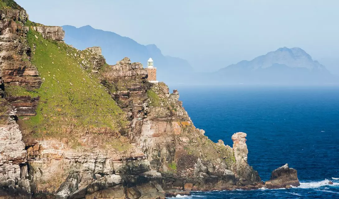 Cape Point An Afraic Theas Beidh an turas seo oiriúnach do na turasóirí is mó a bhfuil eagla orthu: tá cáil ar an taobh thiar theas de Cape Point mar gheall ar ghaoth na hairicíní agus tonnta ollmhóra atá réidh chun an taistealaí bearna isteach san aigéan a ní. Aithnítear go hoifigiúil an teach solais áitiúil mar an teach is láidre ar domhan.