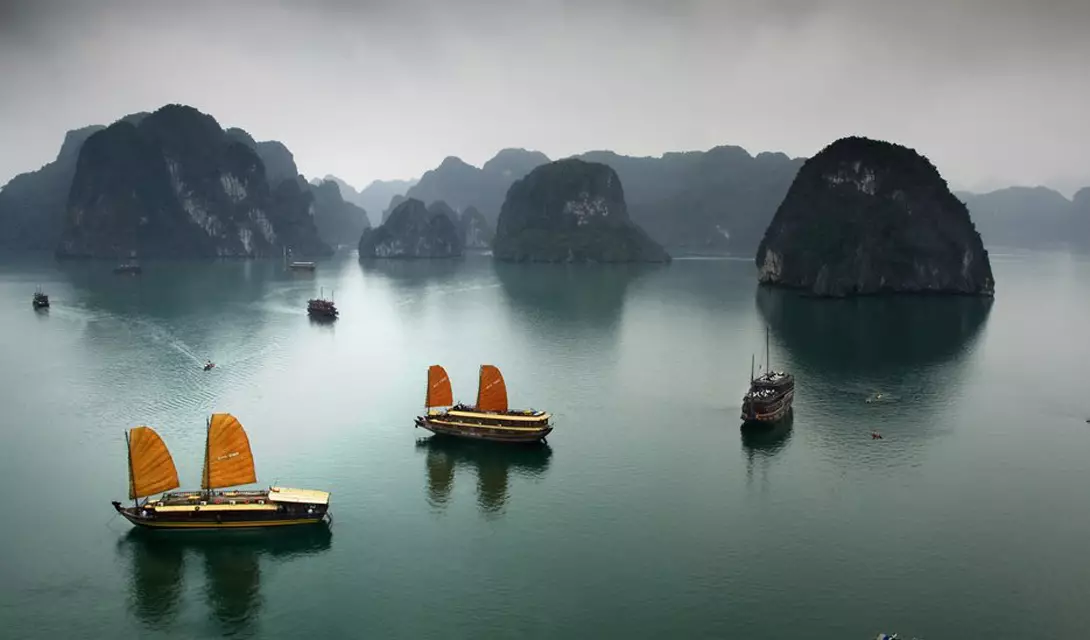 Halong Bay Vietnam Tá an cuan emerald, atá suite ar chósta thoir thuaidh Vítneam, ró-fhásta le líon mór finscéalta. Creideann muintir na háite gur dragan a bhí ag fáil bháis a bhris an carraig máguaird lena eireaball a chruthaigh an cuan.