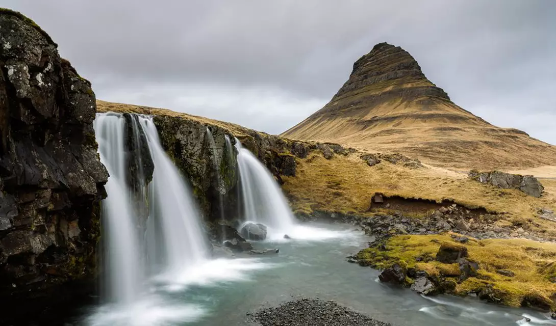 Snйfellsnes Island Varför överhuvudtaget resa runt i världen när du bara kan åka till Island? Den dramatiskt vackra Snйfellsneshalvön har all den skönhet du behöver - från svarta stenstränder och klippiga klippor till en enorm glaciär.