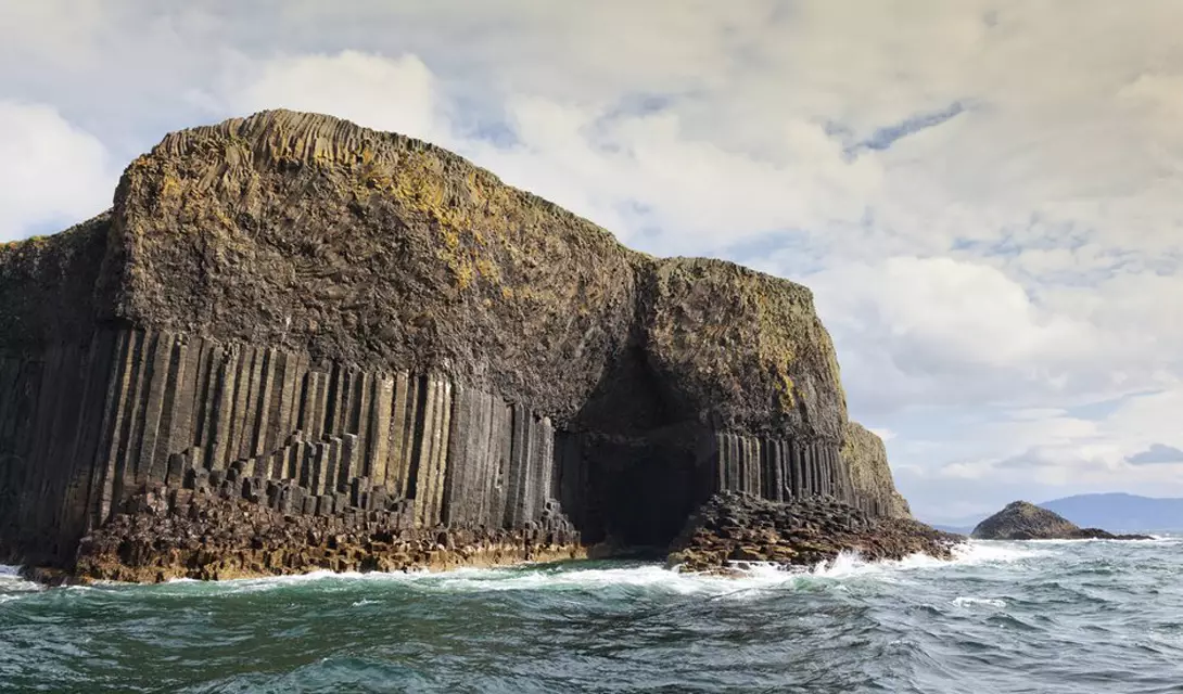 Bracket Island Scotland Staffa Island tau raug tso tseg txij thaum xyoo pua kaum yim, tab sis tseem muaj ntau yam pom ntawm no. Kev taug kev zoo tshaj plaws rau Fingal Qhov tsua, qhov twg hexagonal basalt txhua kab tshwm raws li txuas ntxiv ntawm Troll Trail nto moo, yuav yog qhov zoo tshaj plaws.