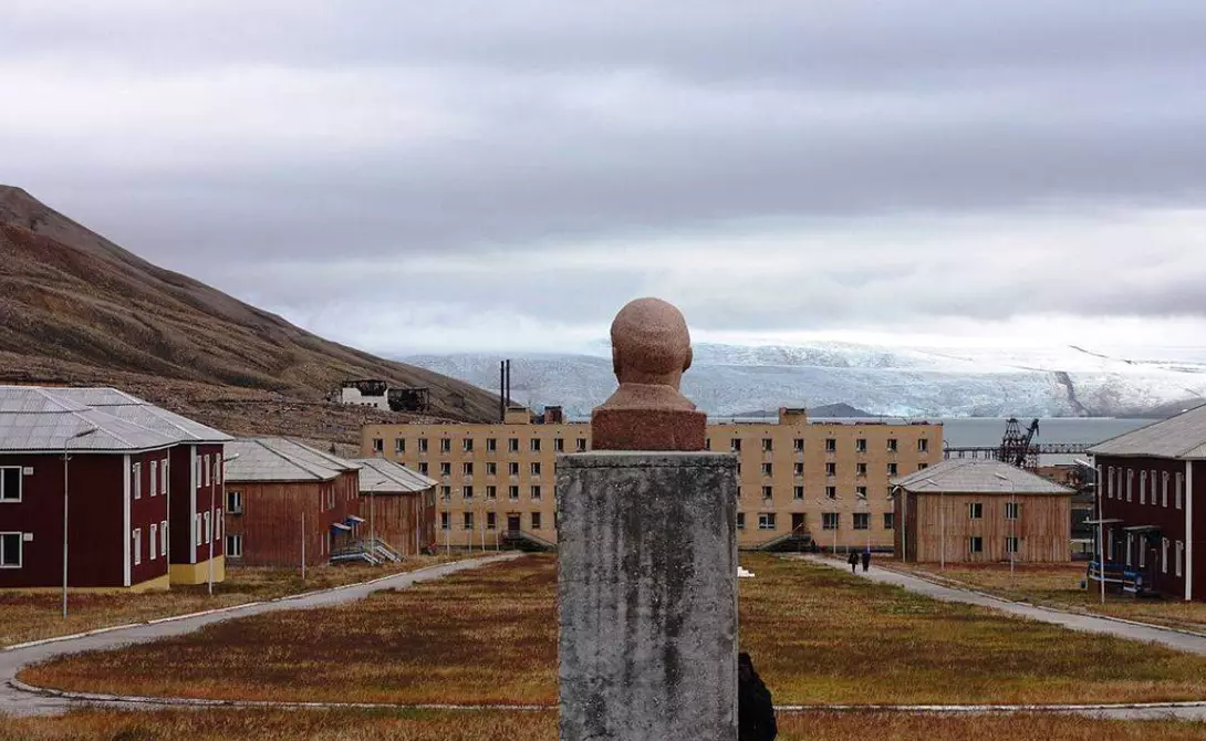 Dzina Osayang'ana mbiri yachinsinsi m'dzina la mudziwo. Tawuniyo idakhazikitsidwa pansi pa phiri la piramidi, ndiye chinsinsi chonse. Barentsburg, mudzi wapafupi kwambiri, uli pamtunda wamakilomita 120 kuchokera pano, motero anthu samangoyendayenda m'mabwinjawa.