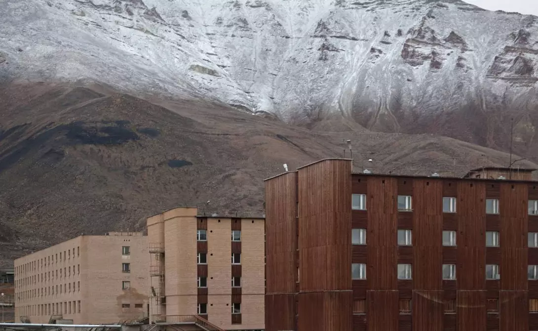 En grundig tilgang Efter krigen, i marts 1947, blev den første gade anlagt fra havnen til pyramiden. Bosættelsen voksede, geologer fandt flere og flere minedriftsundersøgelser. I flere år blev omkring 70 tusinde tons kul udvundet her, og i 1980 boede mere end tusind mennesker i pyramiden.