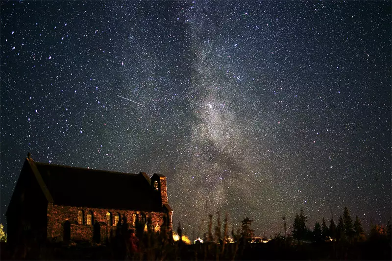 En los años 60, el astrónomo Frank Bateson notó que cerca del lago Tekapo en Nueva Zelanda, la Vía Láctea es claramente visible y el cielo está salpicado de millones de estrellas casi todas las noches. En 1965, se construyó un observatorio en el monte John y las estrellas se convirtieron en una de las principales atracciones locales. Para proteger el lugar de la contaminación lumínica, las luces de la ciudad se dirigen hacia abajo y las luces de la calle se apagan antes.