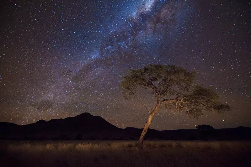 Reserve Nature NamibRand li başûrê Namibia yek ji wan deverên parastî ye ku tê de asta ronahiya şevê ji hêla Komeleya Navneteweyî ya Dark Sky ve tê kontrol kirin. Niştecîhê herî nêzîk 97 km dûr e, ji ber vê yekê bi şev mêvanên rezervê dikarin stêrkan bêyî destwerdana ji qirêjiya ronahiyê bibînin.