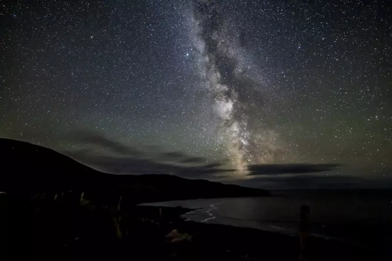 La Vía Láctea y los meteoros se pueden ver en el cielo nocturno sobre el condado de Kerry, Irlanda, lo que le valió al sitio un Nivel Oro y se incluyó en la lista de reservas de cielo oscuro.