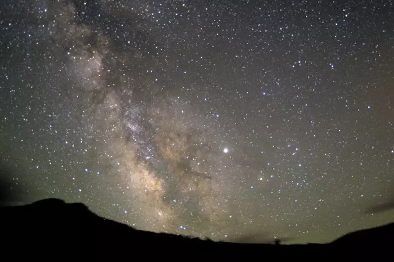 Ny toerana mafana indrindra sy maina indrindra any Amerika Avaratra, ny Death Valley National Park dia mety amin'ny stargazing. Ny hany "fanazavana" ny lanitra ambonin'ny efitra dia kintana an'arivony sy antokon-kintana maro.