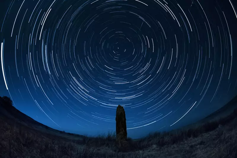 Meqenëse Parku Kombëtar Brecon Beacons u caktua një rezervë e qiellit të natës, i gjithë ndriçimi artificial është pajisur me mburoja speciale për të zvogëluar ndotjen e dritës. Astronomët pohojnë se në një natë të kthjellët mbi park, mund të shihni Rrugën e Qumështit, disa plejadë dhe reshje meteorësh.