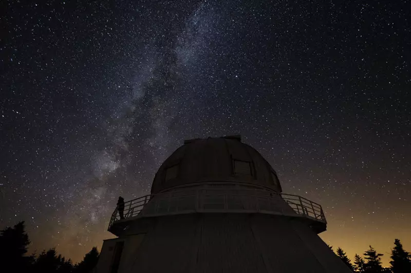 ด้วยความพยายามของ International Association for the Conservation of the Dark Sky บริเวณรอบ ๆ หอดูดาว Mon Megantic กลายเป็นเขตสงวนท้องฟ้ามืดแห่งแรก เนื่องจากพวกเขากำลังพยายามปกป้องสถานที่จากมลภาวะทางแสง คุณจึงสามารถเพลิดเพลินกับความงามของดวงดาวได้เกือบทุกคืน และในเดือนสิงหาคม คุณสามารถเป็นพยานของฝนดาวตกได้