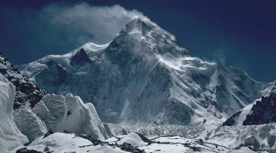 Et farligt sted Blandt alle bjergene i verden står K-2 på et særligt sted. Det er kun 239 meter lavere end Everest, men klatrere anser K-2 for at være meget, meget farligere. Hvor meget? Nå, i 2010 formåede de at erobre Everest præcis 5104 gange. Kun 302 besteg K-2. Ifølge statistikker dør en af ​​fem klatrere, men dette stopper af en eller anden grund ikke andre desperate vovehalse.