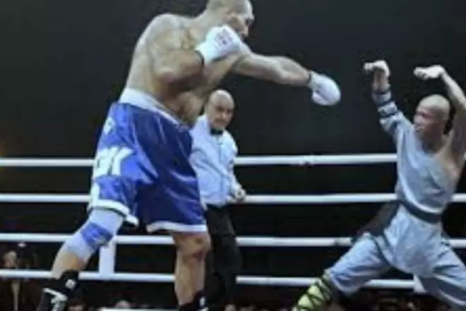 Maestro de Karate se encuentra en duelo con un monje de la escuela de Kung Fu