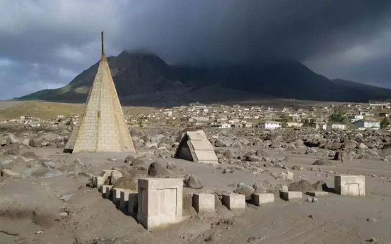 Plymouth, Montserrat De stad Plymouth, gesticht op het eiland Montserrat, een Britse kolonie in het Caribisch gebied, werd in 1995 begraven in as en modder toen de vulkaan Soufriere Hills uitbarstte in lava en gesteente. De helft van de stedelingen verliet het eiland in 1997, uit angst voor een heruitbarsting, waarna, zoals ze beweerden, er geen steen meer over zou zijn. Hun vrees werd echter niet bevestigd, maar nu is alleen het noordelijke deel van de stad bewoond. Doorgang naar het zuidelijke deel, dat meer heeft geleden onder de uitbarsting, is ten strengste verboden.