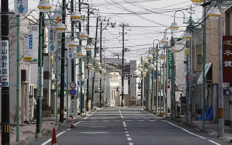 Tomioka, Japan Virun dem Accident um Atomkraaftwierk an der Stad Tomioka waren et ongeféier 11 dausend Leit. Den 11. Mäerz 2011, nom Tsunami an Äerdbiewen, déi d'Tragedie verursaacht hunn, gouf d'Géigend ronderëm d'Atomkraaftwierk eng Ausgrenzungszon. Nëmmen eng Persoun lieft an der Stad - Matsushimo Naoto - déi refuséiert säin Heem ze verloossen, lokaliséiert, wéi de ganzen Tomioka, an engem Gebitt mat engem héije Strahlungsniveau.