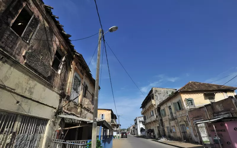 Grand Bassam, Cote d'Ivoire Jiji hili la Ufaransa lilibaki kuwa bandari kuu na mji mkuu wa kikoloni wa Cote d'Ivoire hadi 1896, wakati janga la homa ya manjano lilipotokea hapa. Walowezi wengi walifariki au kukimbia kutoka mji, ambao bado hauna watu.