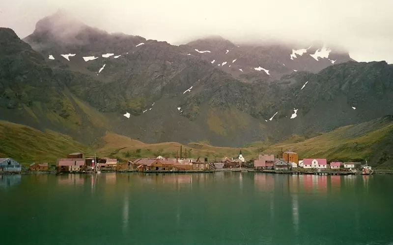 Grytviken, Zuid-Georgië Grytviken ligt aan de oostelijke oever van het Thatcher-schiereiland, ten oosten van de Falklandeilanden. Het wordt in de annalen van de geschiedenis aangewezen als de meest zuidelijke nederzetting ter wereld. Oorspronkelijk opgezet als een station voor walvisvaarders, dient Grytviken nu als een toeristische bestemming die extreem populair is vanwege het indrukwekkende landschap van de omliggende bergen, gletsjers en fjorden. En waar anders in de buurt van Antarctica kun je een echt spookdorp bezoeken?