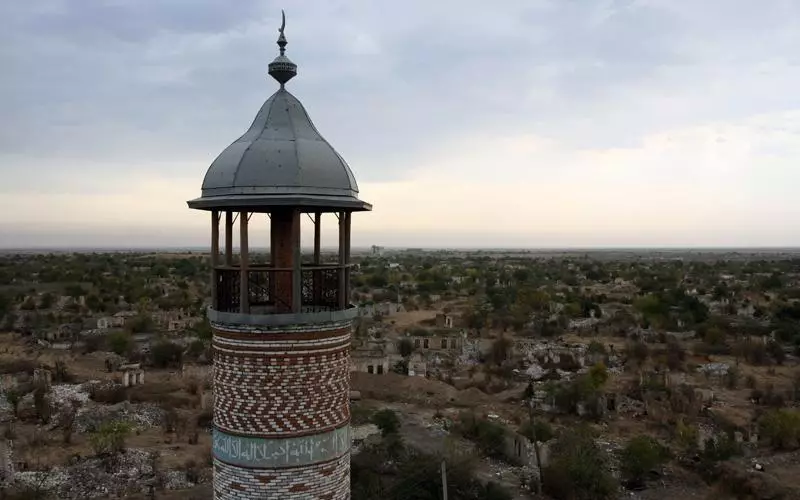 Aghdam, Azabajani Wakati wa vita vya 1993, wakazi wote wa Aghdam walilazimika kukimbilia mashariki. Adui aliyechukua mji aliharibu sehemu kubwa ya hiyo. Moja ya majengo yaliyosalia ni msikiti, ambao, ingawa haukuepuka uharibifu mkubwa, bado unasimama katika moja ya wilaya za mji wa roho.