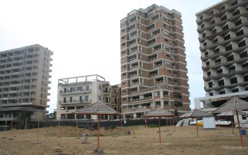 Varosha, Zypern Varosha ass en Deel vun der zypriotescher Stad Famagusta, déi eng vun de populäersten Touristendestinatiounen an de 70er war. Wärend der tierkescher Invasioun 1974 sinn all d'Awunner vu Varosha aus der Stad geflücht. Keen gouf nach fonnt gewëllt do zréckzekommen.