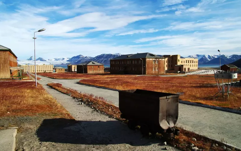 Piramida-dorp, Rusland Een mijnbouwdorp op het eiland West Spitsbergen voor de kust van Noorwegen. Aanvankelijk waren het eiland en het dorp erop eigendom van de Zweden, maar werden later verkocht aan de USSR. In 1998, na de sluiting van de mijnen, werd het dorp verlaten door de bewoners. Op foto's maakt hij een nogal griezelige indruk, nietwaar?