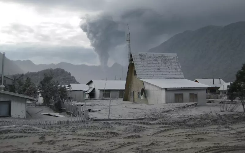 Chaiten, Chili Die stad is in 2008 ontruim toe 'n vulkaan wat al meer as 9 duisend jaar stil was, onverwags uit die winterslaap wakker word. As gevolg hiervan het die rivier, aan die oewer waarvan die Chaiten gestaan ​​het, sy oewers oorstroom en 'n deel van die stad oorstroom. Selfs nou, na 7 jaar, is die omvang van die skade onbekend - die meeste inwoners het na ander plekke verhuis en is nie haastig om huis toe te keer nie.